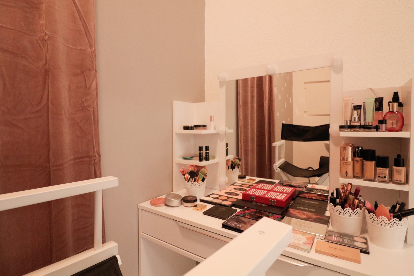 Savršena simetrija lica uz lijepo oblikovane i popunjene obrve ...